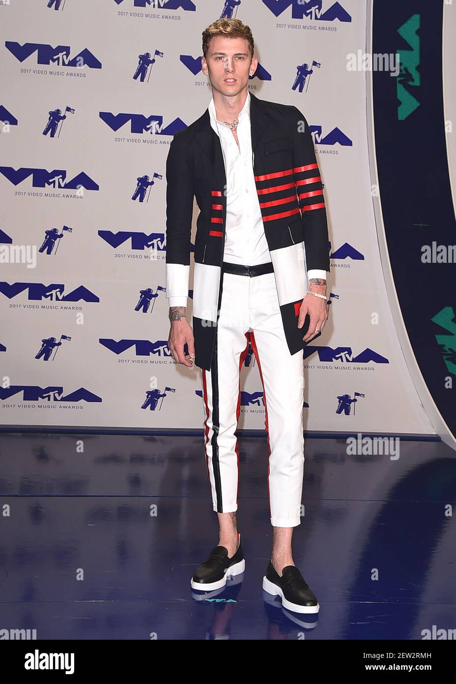 LOS ANGELES - AUGUST 27: Machine Gun Kelly at the 2017 'MTV Video Music ...