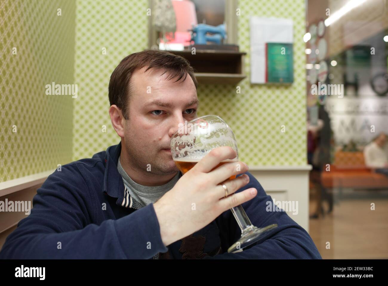 Man sitting in a pub drinking a pint of beer hi-res stock photography ...