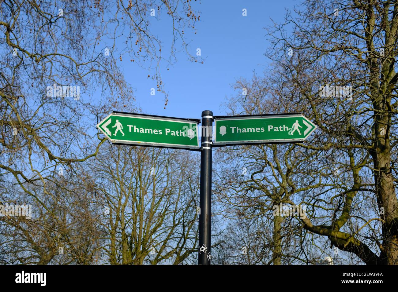 Footpath signage hi-res stock photography and images - Alamy