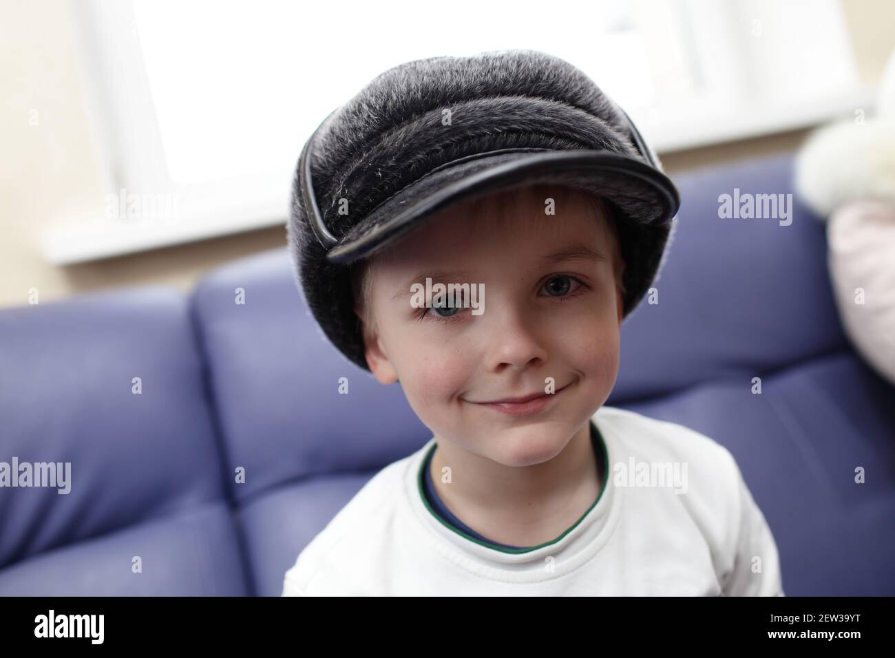 Portrait of a kid in the big hat Stock Photo - Alamy