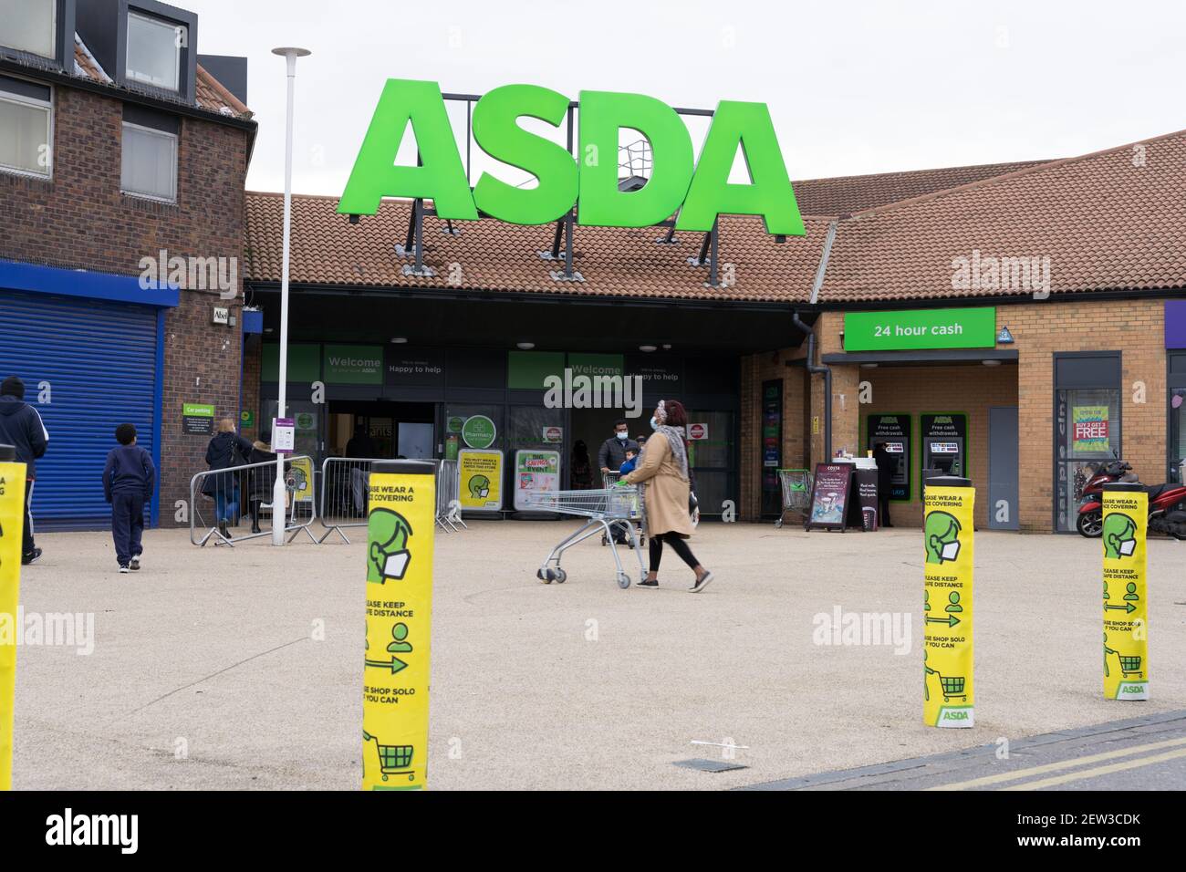 Shoppers wearing face masks hi-res stock photography and images - Alamy