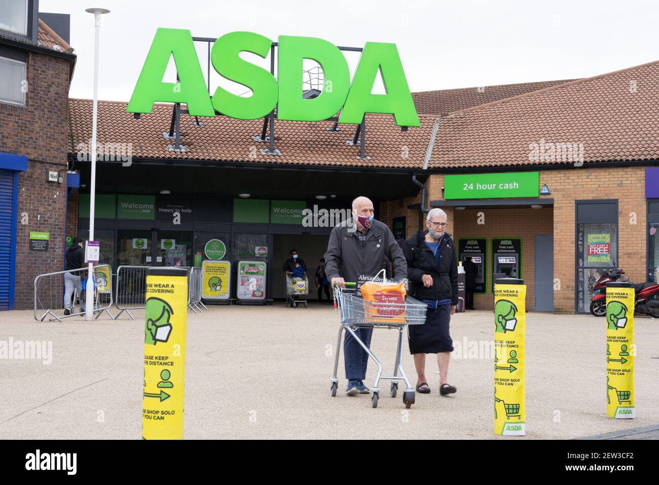 Shoppers wearing face masks hi-res stock photography and images - Alamy