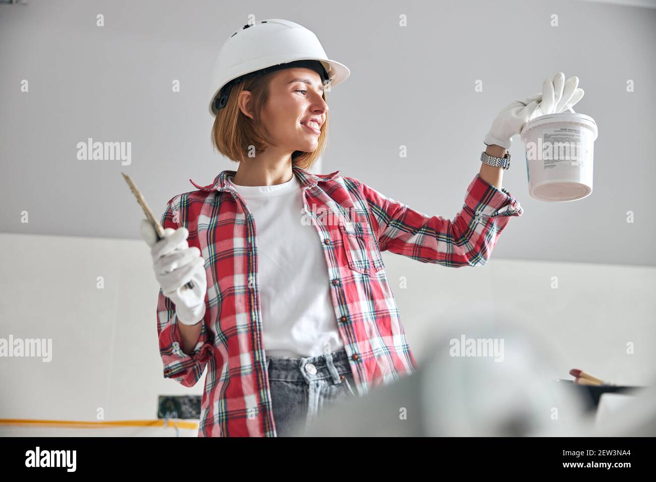 Hand holding plastic bucket hi-res stock photography and images - Alamy