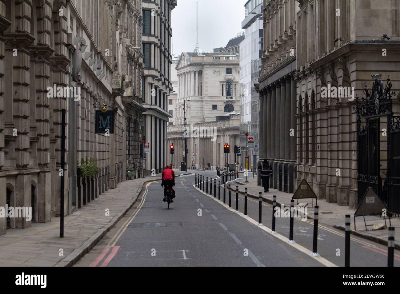 Empty city of london hi-res stock photography and images - Alamy