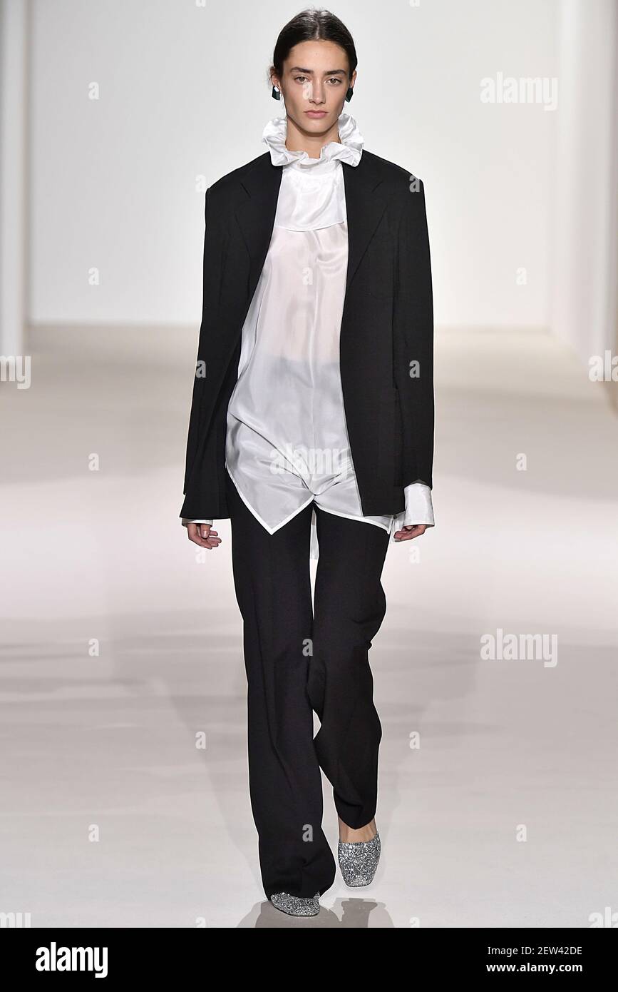 Model Amanda Googe walks on the runway during Victoria Beckham Fashion ...