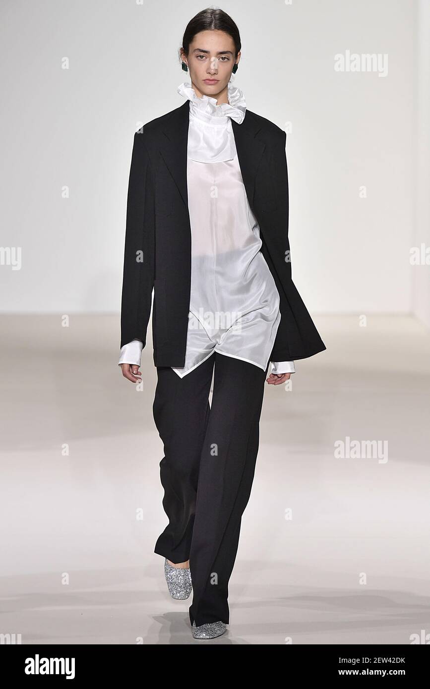 Model Amanda Googe walks on the runway during Victoria Beckham Fashion ...