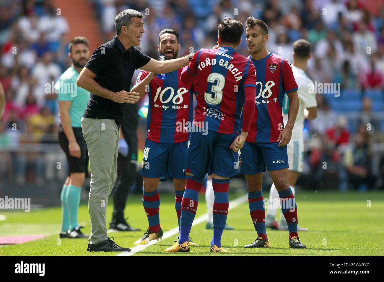 Levante UD's coach Juan Ramon Lopez Muniz with Ivi Lopez, Tono Garcia ...