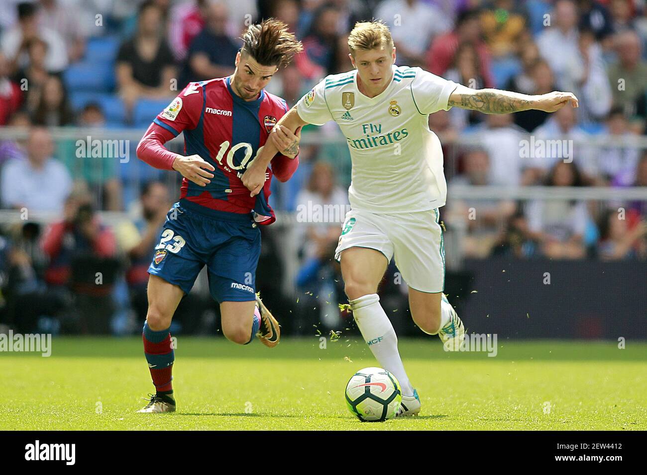 Real Madrid's Toni Kroos (r) and Levante UD's Jason Remeseiro during La ...