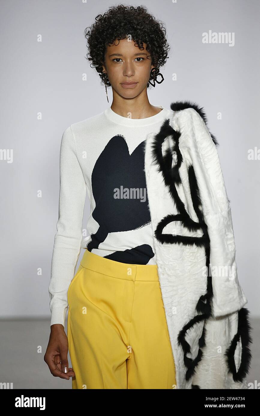 Model Dilone walks on the runway during the Oscar de la Renta Fashion ...