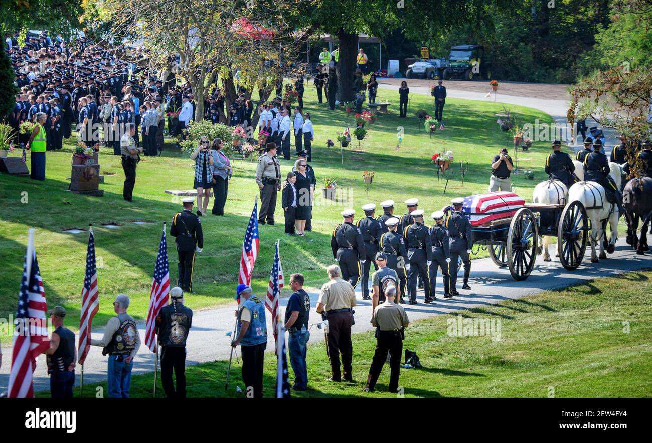 Shawn Mathews and her son Wyatt watch as her husband's casket arrives ...