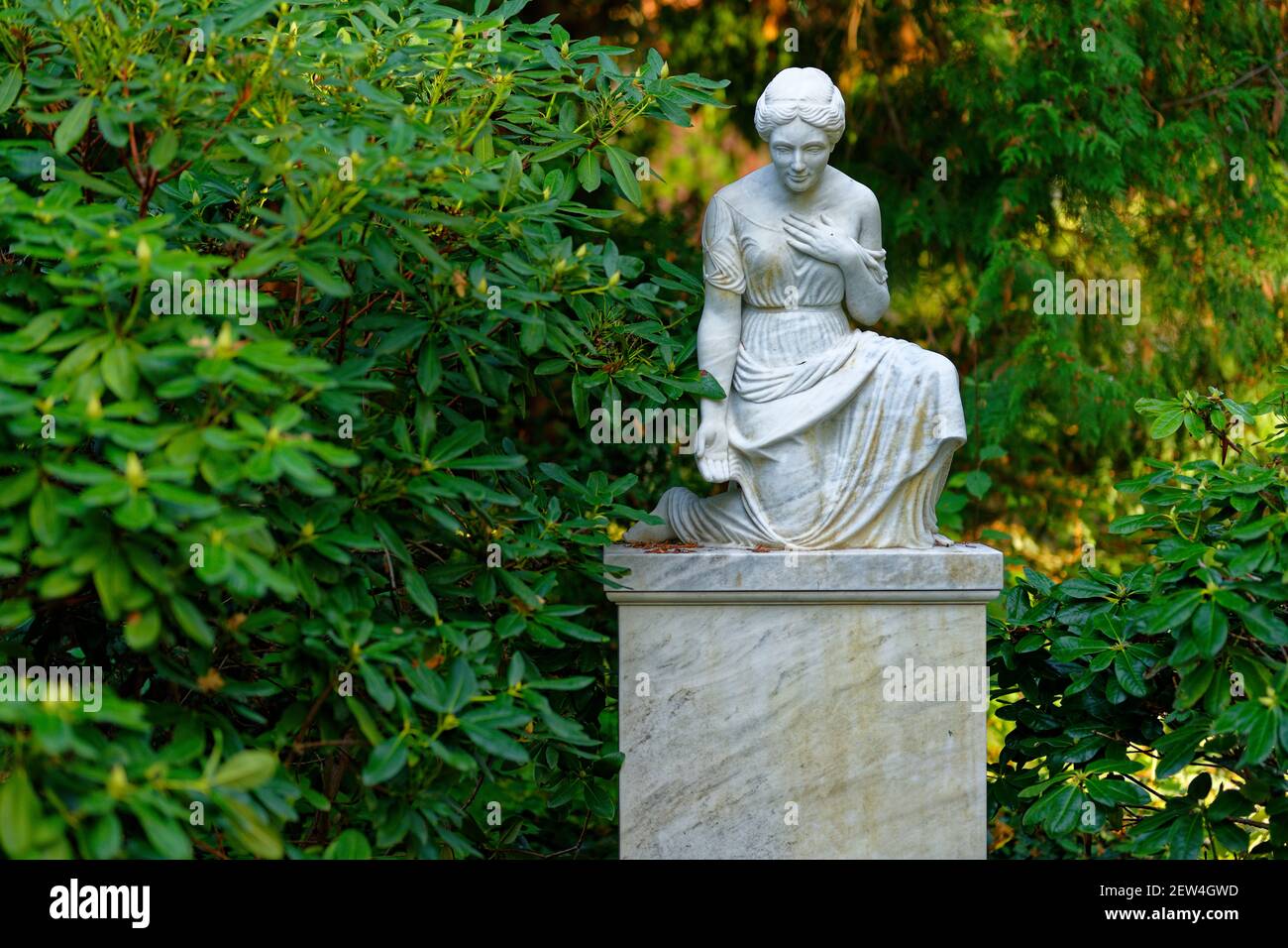 Frauenfigur aus Marmor, allegorical figure, Grabskulptur, Grabstein ...