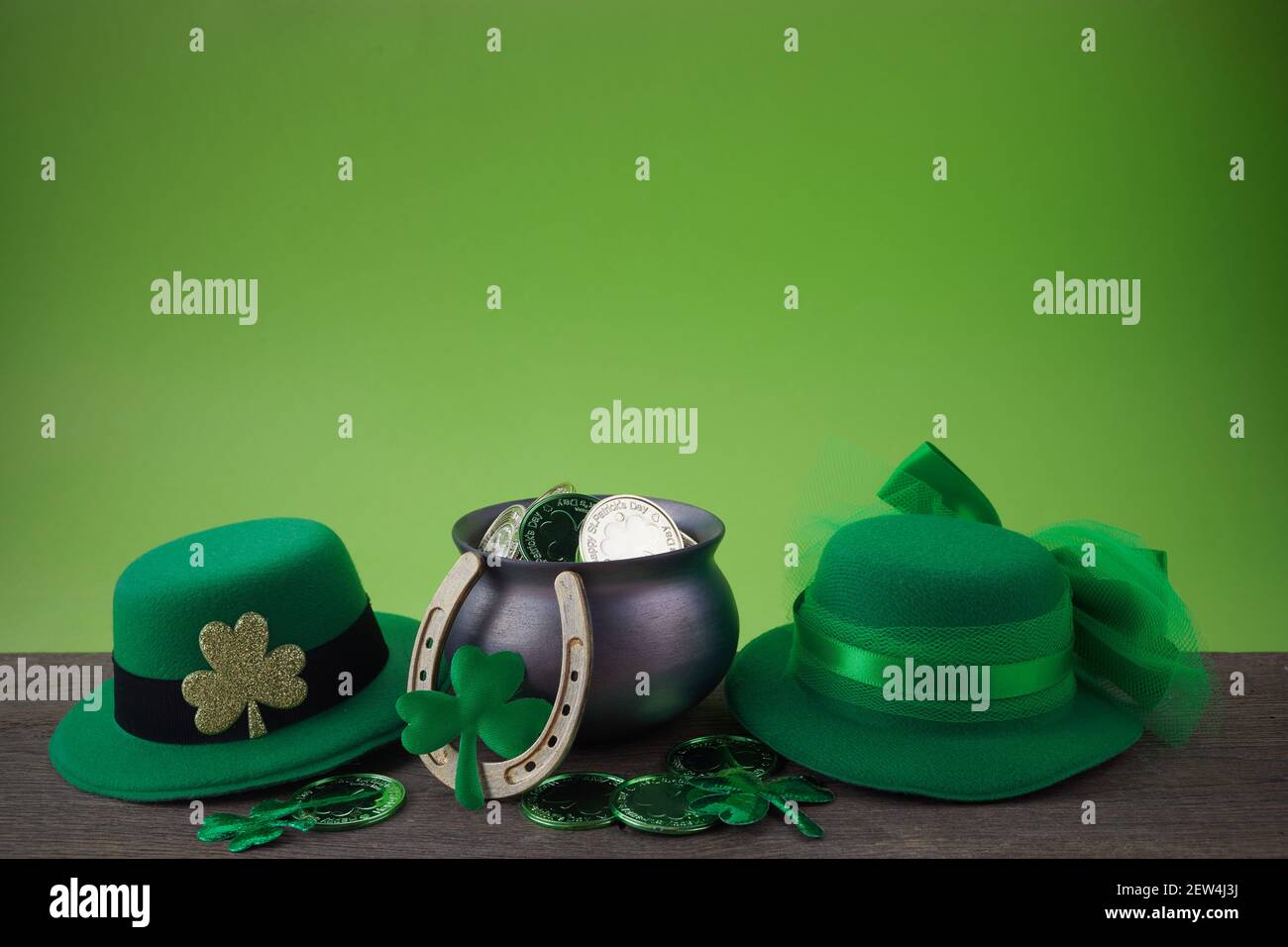 Pot of gold rainbow decoration hi-res stock photography and images - Alamy