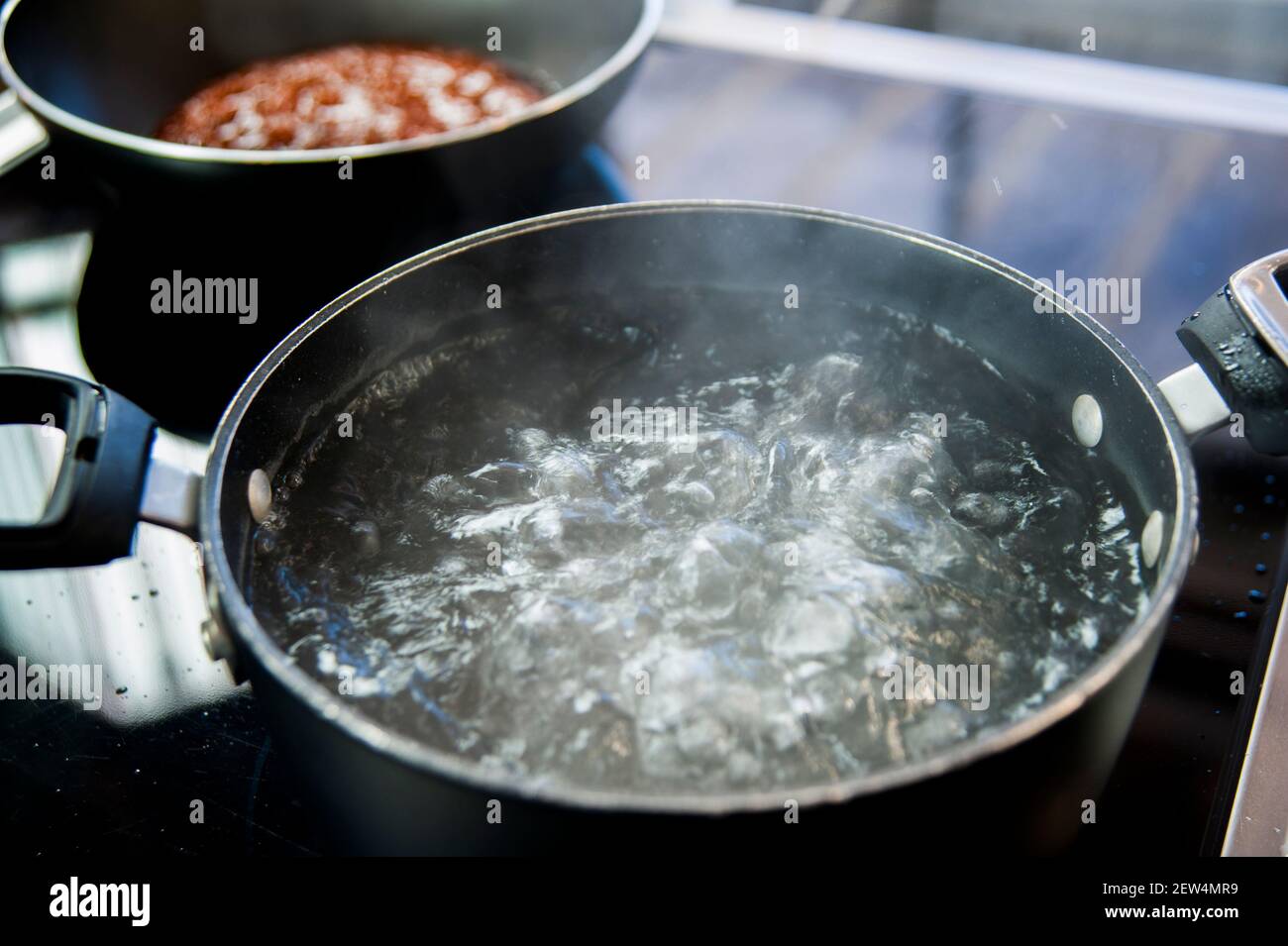 Cooking spaghetti in a pot with boiling water Stock Photo - Alamy