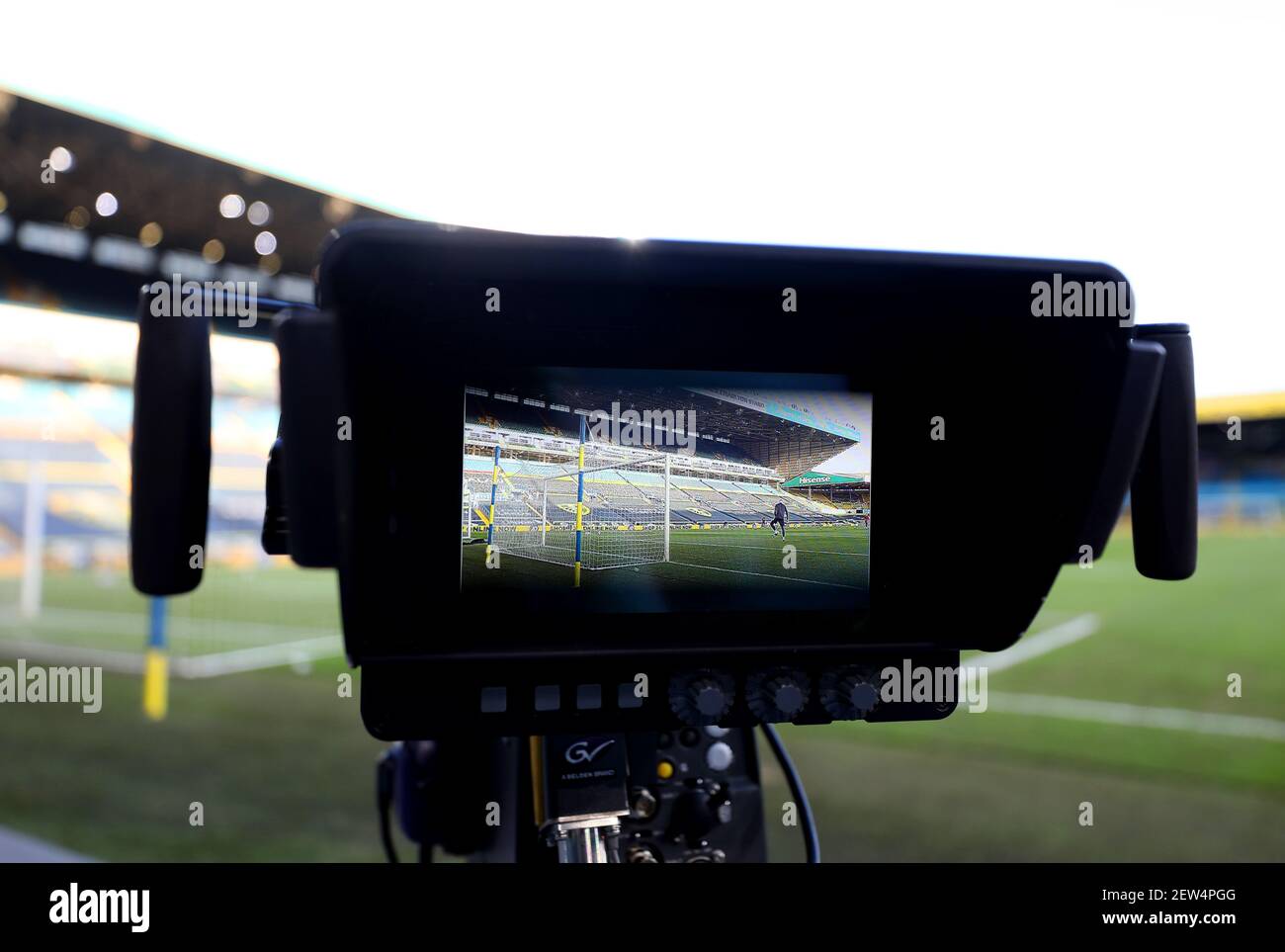 Football television camera uk hi-res stock photography and images - Alamy