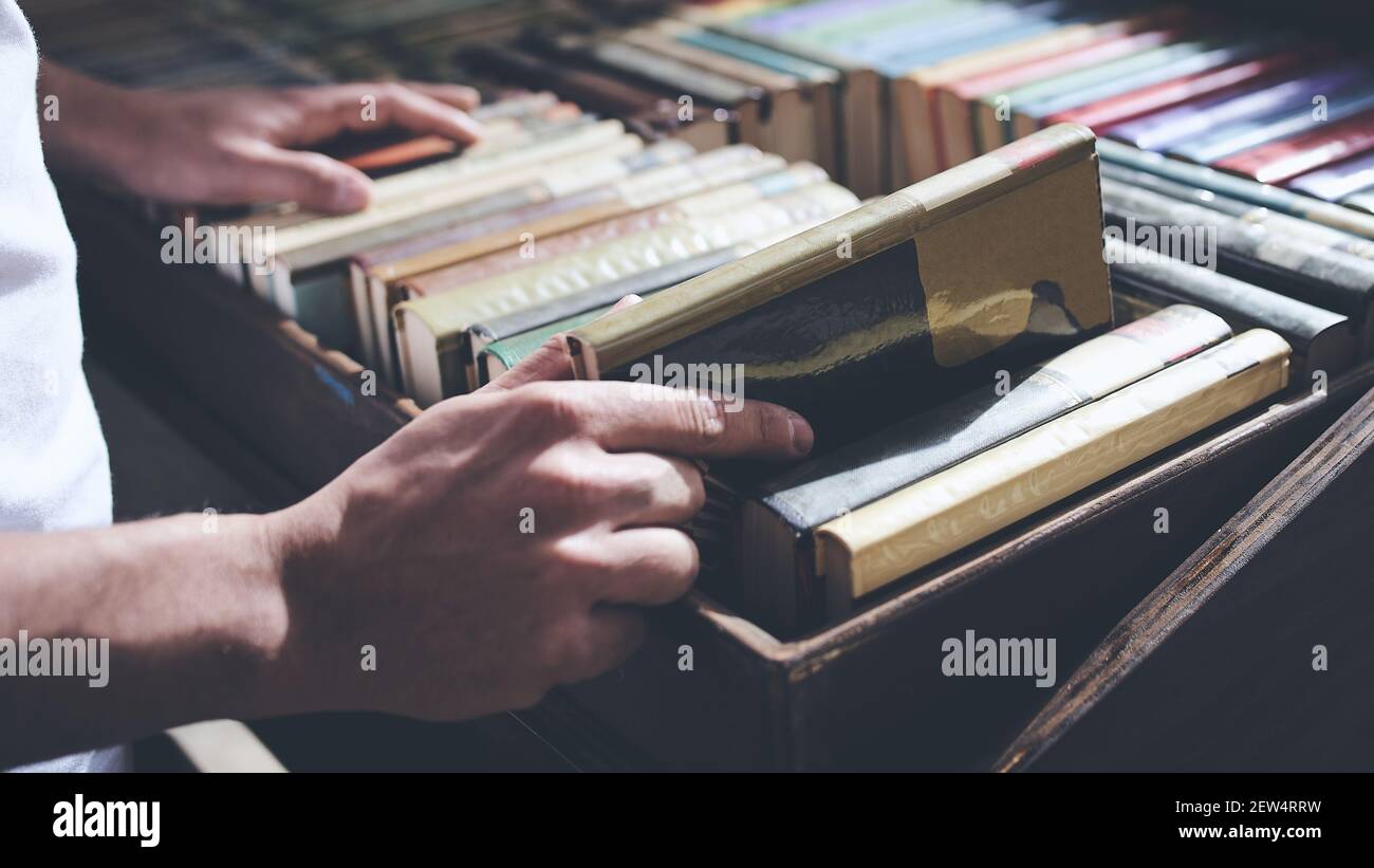 Bookshelves horizontal hi-res stock photography and images - Alamy