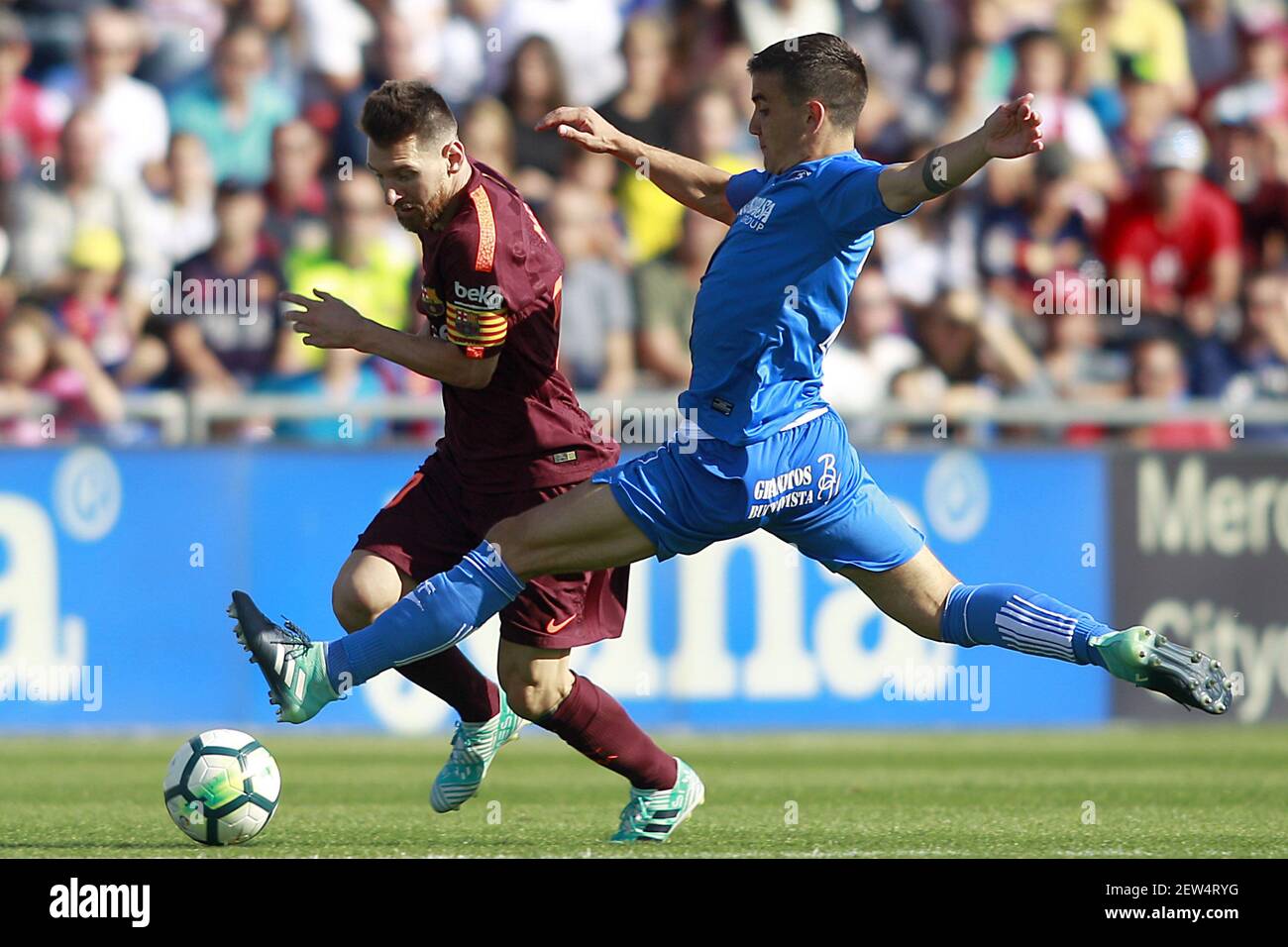 Getafe CF's Mauro Arambarri (r) and FC Barcelona's Leo Messi during La ...