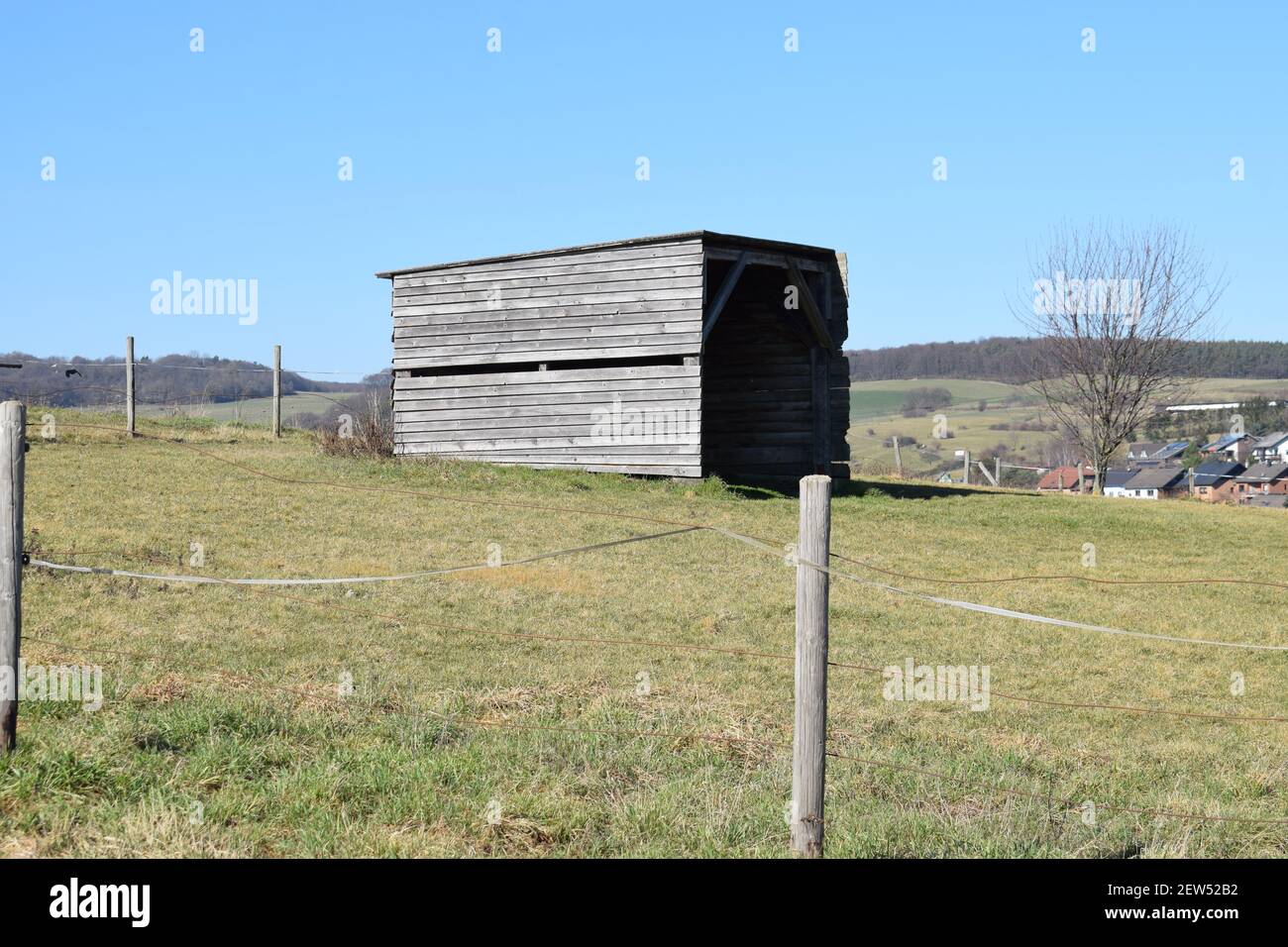 Barn shelter for animals hi-res stock photography and images - Alamy