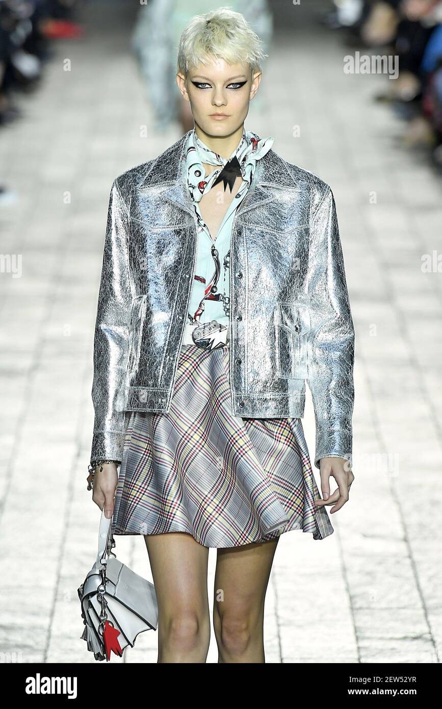 Model Sarah Fraser walks on the runway during the Versus Versace ...