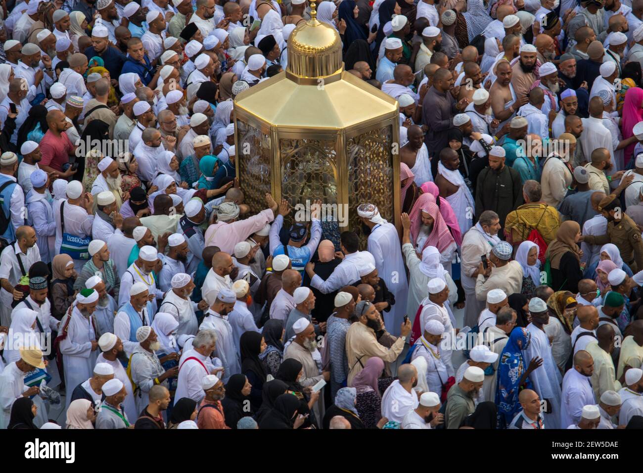 Magam Ibrahim. Muslim pilgrims walk pass by Abraham sacred place ...