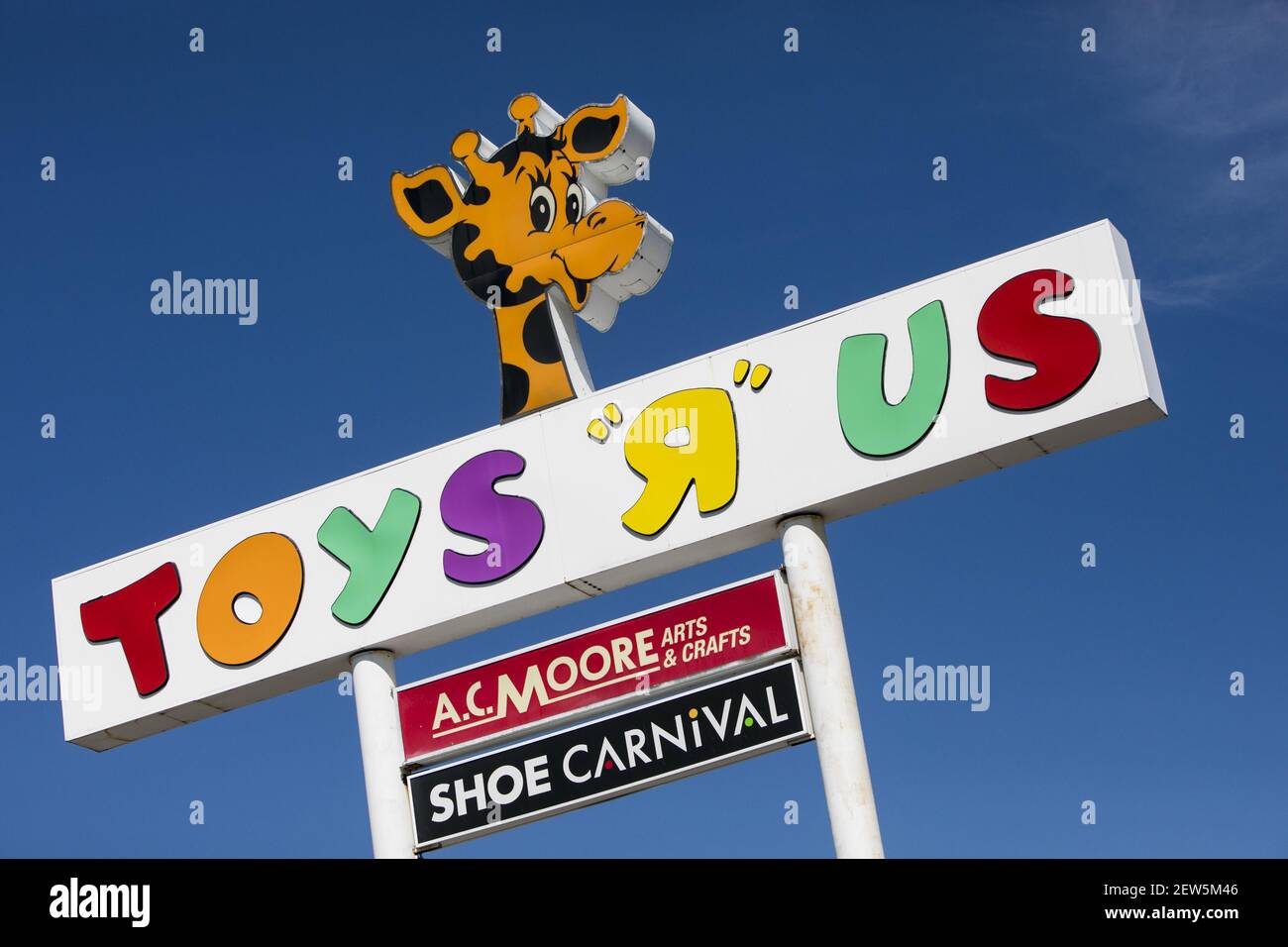 A logo sign outside of a Toys "R" Us retail store in Altoona ...