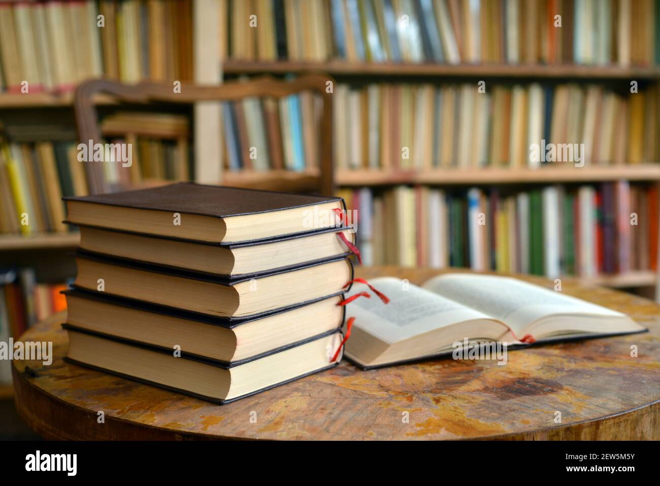 Regal background room hi-res stock photography and images - Alamy