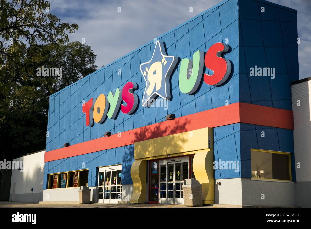 A logo sign outside of a Toys "R" Us retail store in Frederick ...