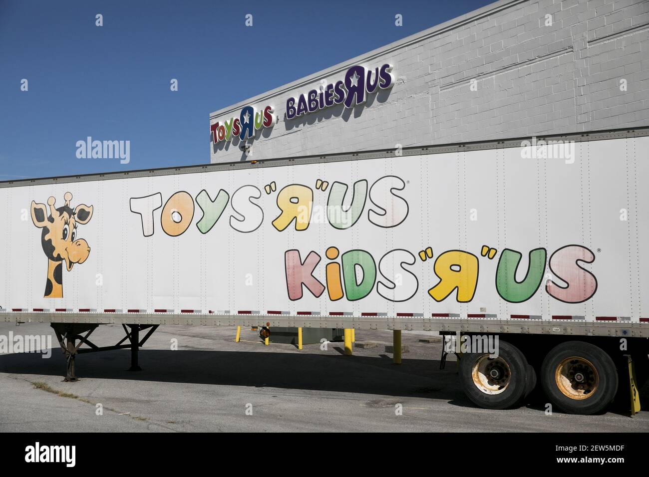 A logo sign outside of a Toys "R" Us and Babies "R" Us retail store in ...