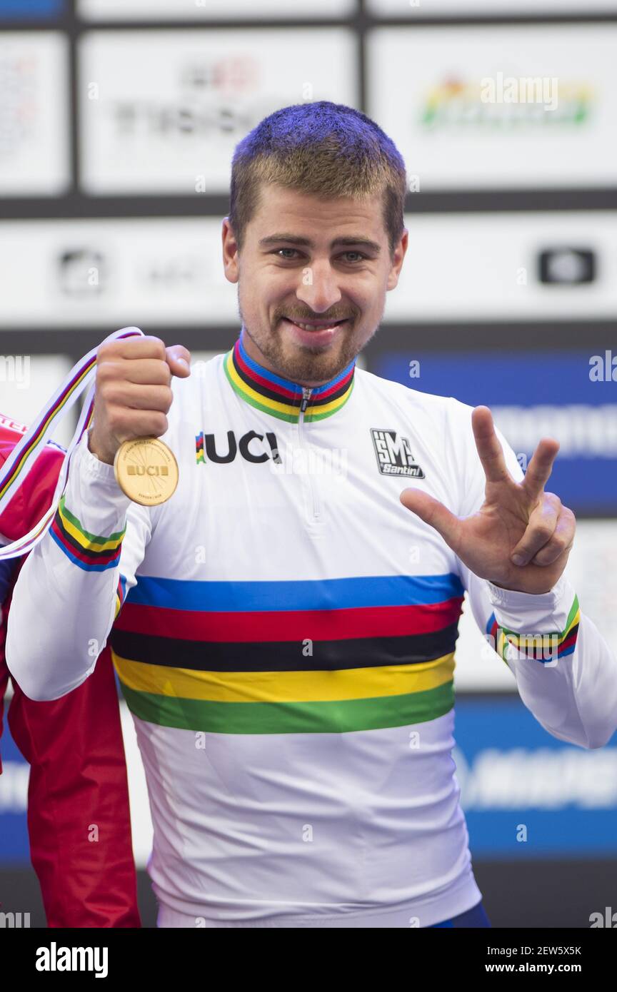 Peter Sagan shows off his third consecutive gold medal in the men's ...