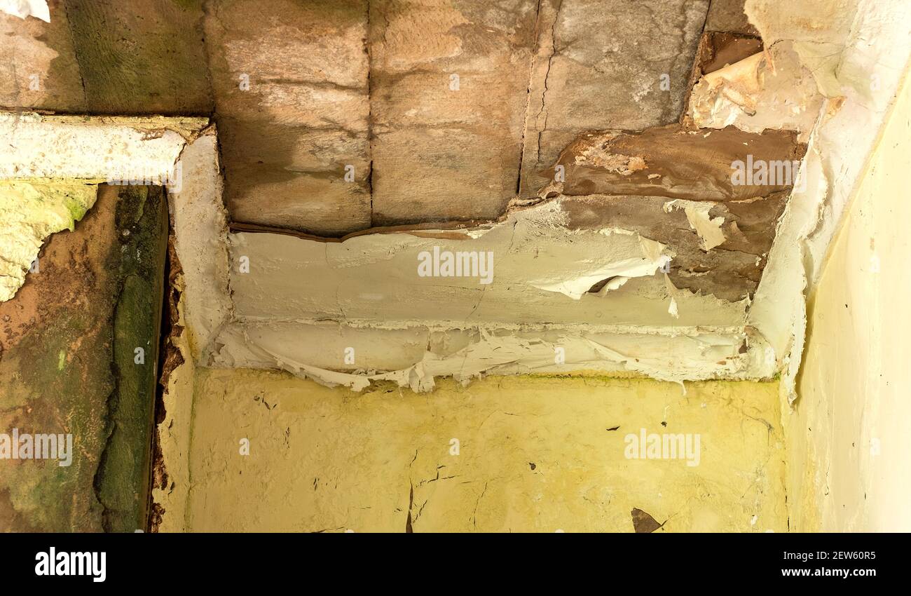Damaged ceiling from leaking water Stock Photo - Alamy