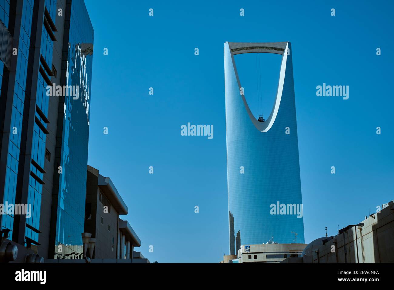 kingdom tower riyadh the best known building in the city Stock Photo ...