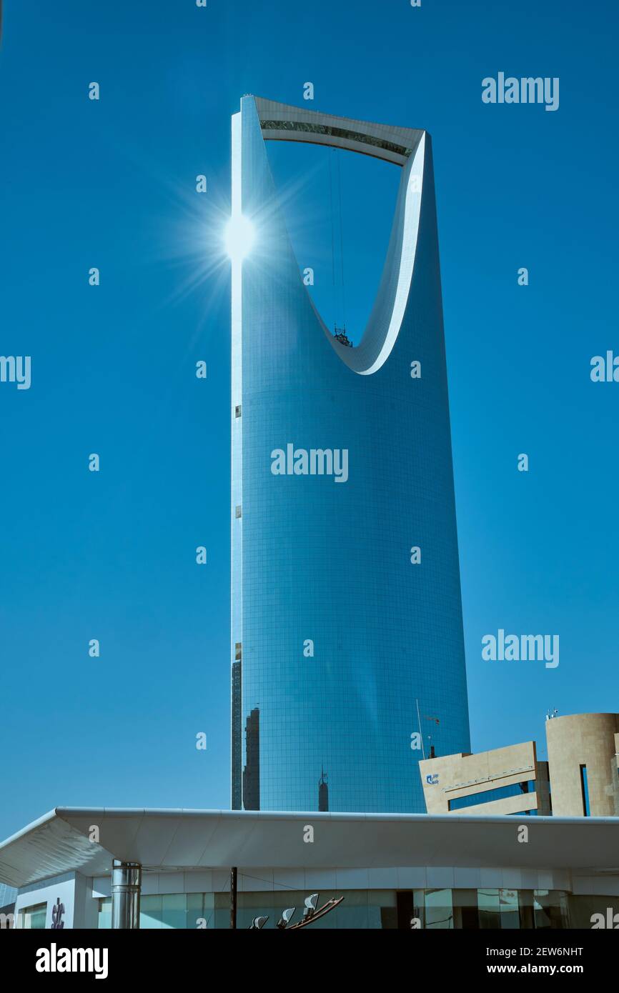 kingdom tower riyadh the best known building in the city Stock Photo ...