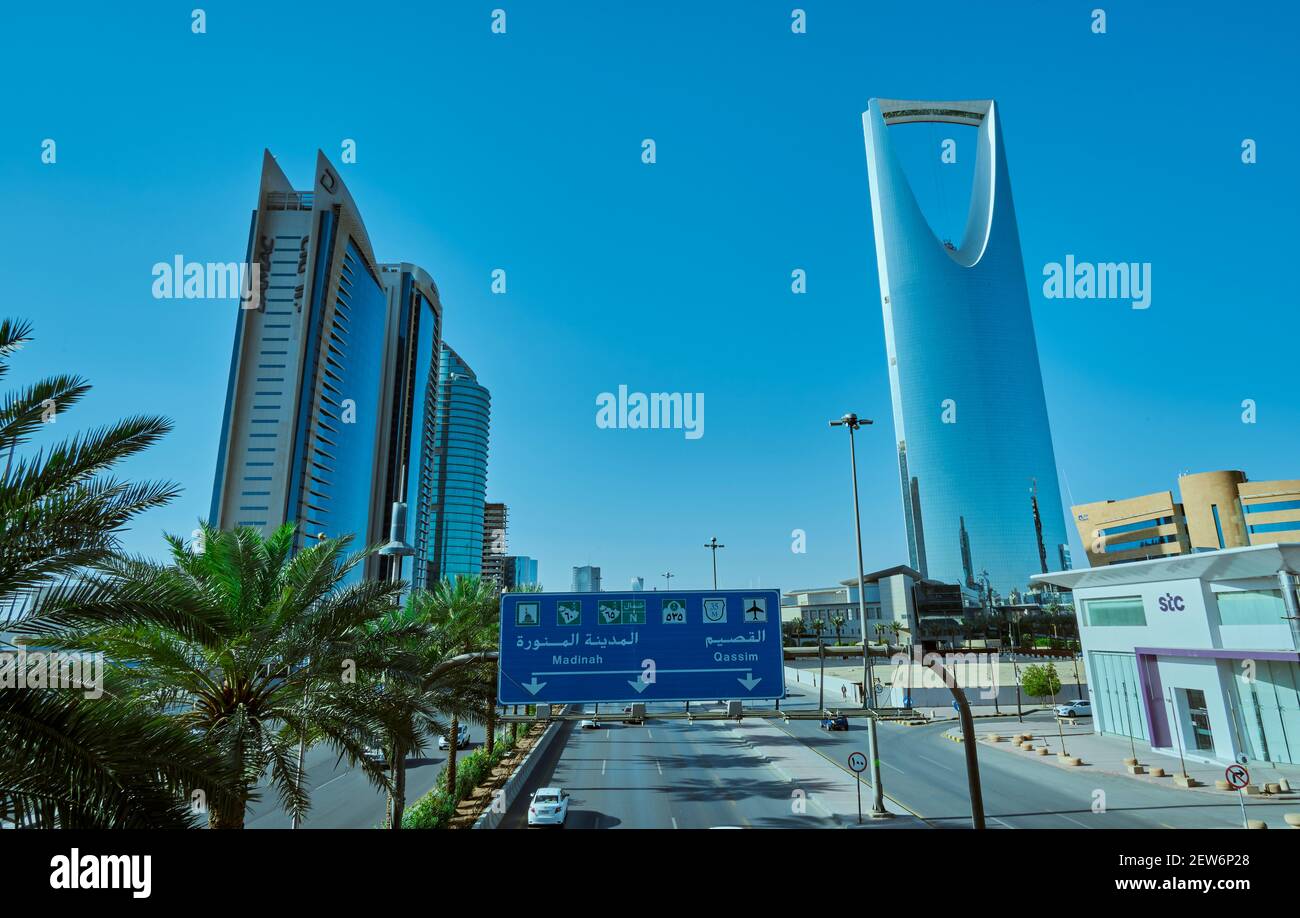 kingdom tower riyadh the best known building in the city Stock Photo ...