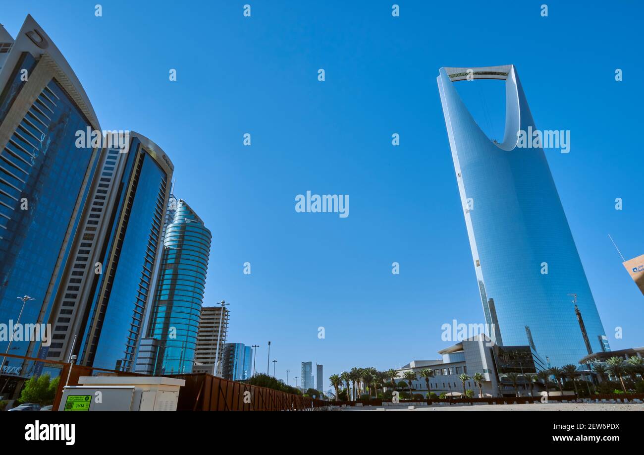 kingdom tower riyadh the best known building in the city Stock Photo ...