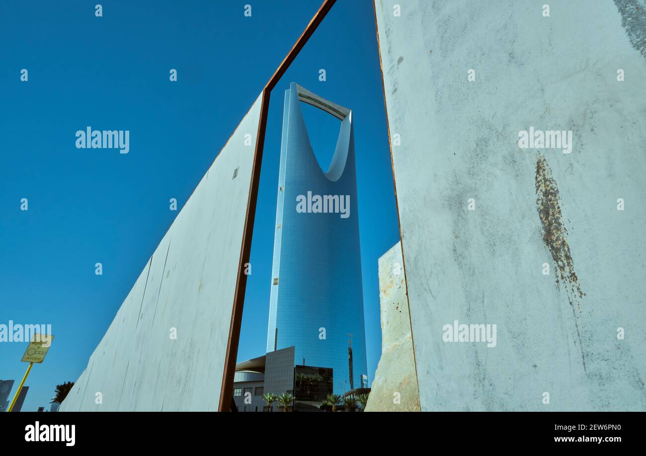 kingdom tower riyadh the best known building in the city Stock Photo ...