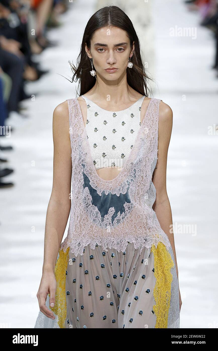 Model Amanda Googe walks on the runway during the Valentino Fashion ...