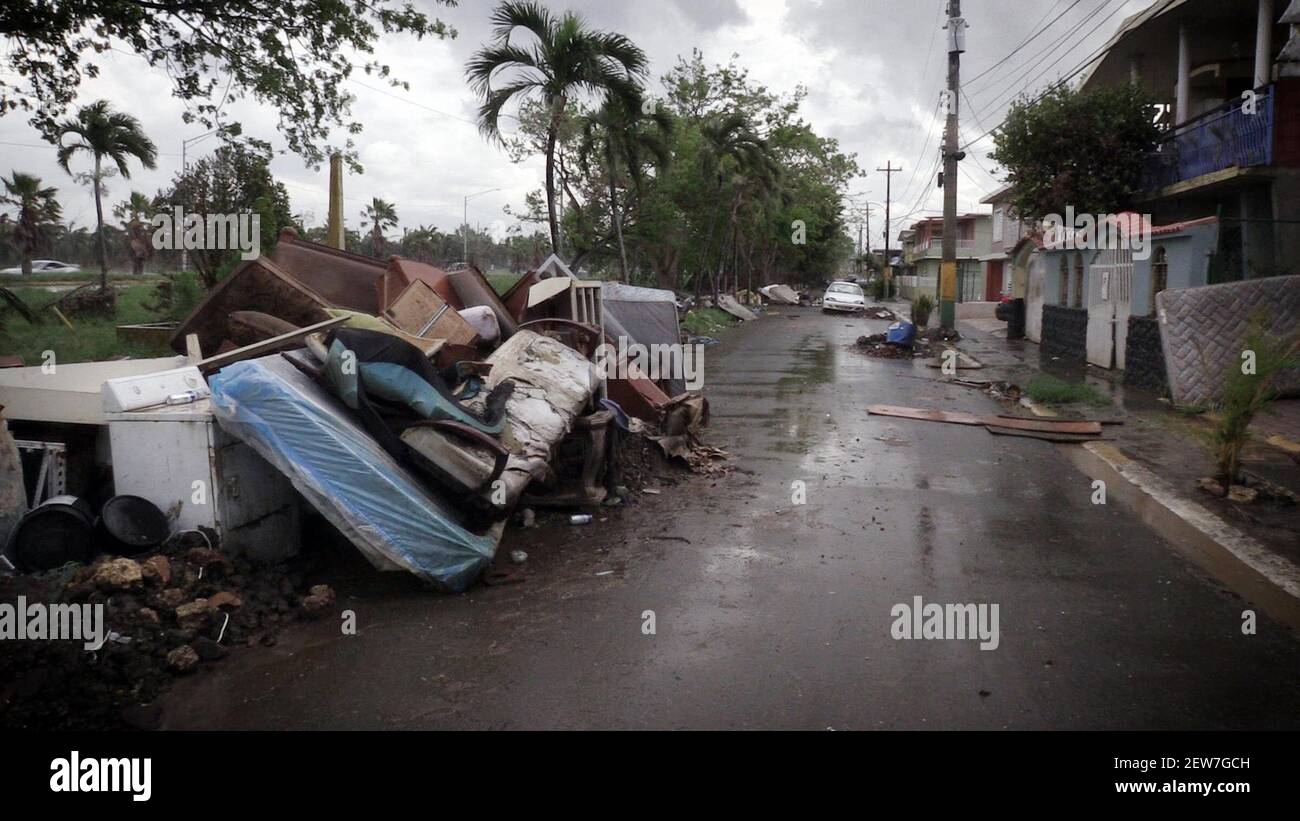 Litter street caribbean hi-res stock photography and images - Alamy