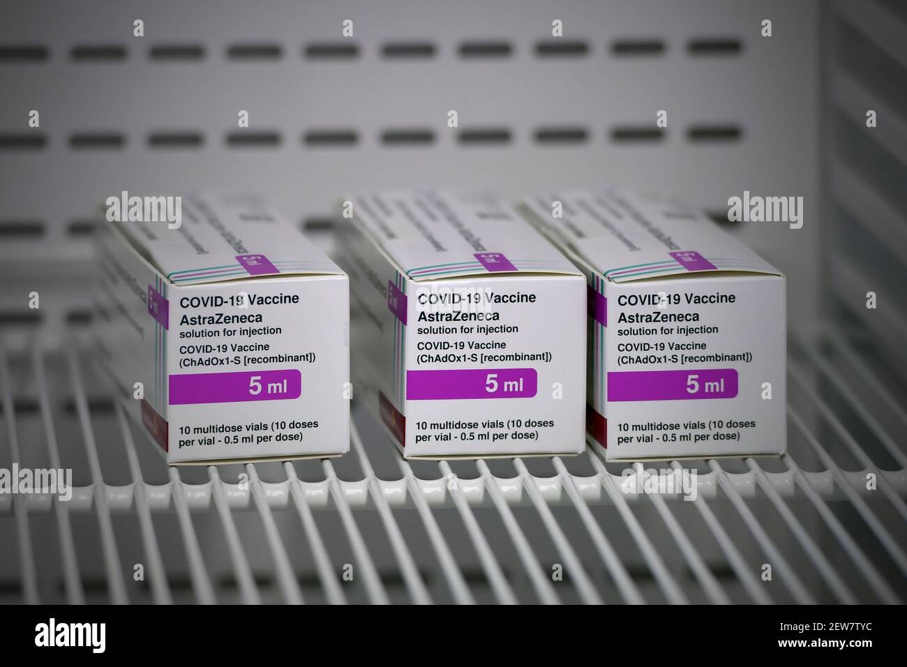 Vaccines fridge hi-res stock photography and images - Alamy