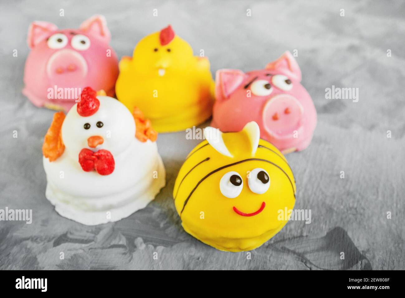 Animal shape cake hi-res stock photography and images - Alamy