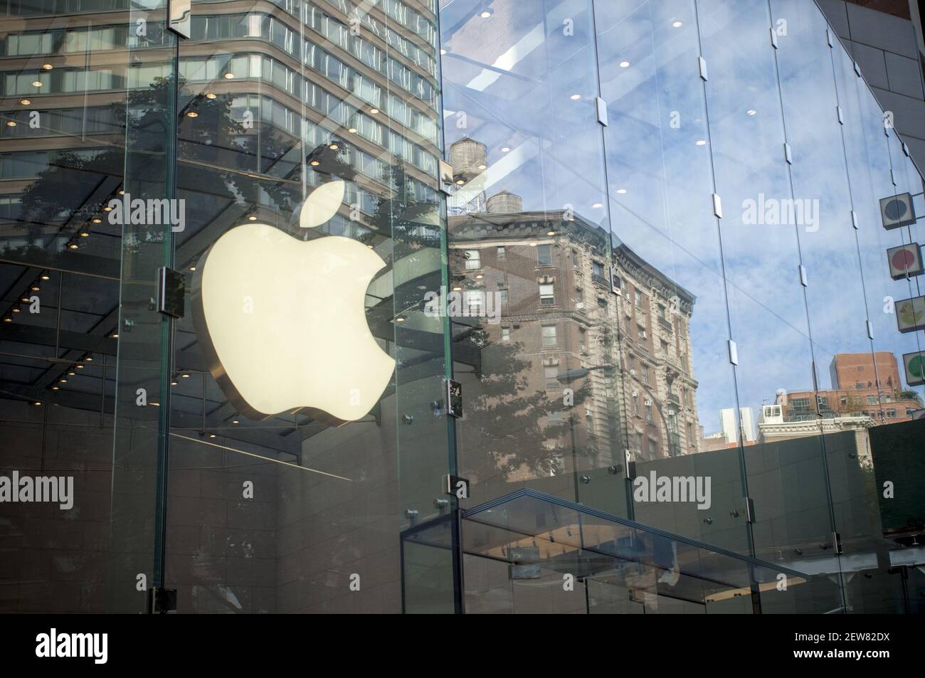 The Apple shines over the Upper West Side neighborhood Apple store in ...