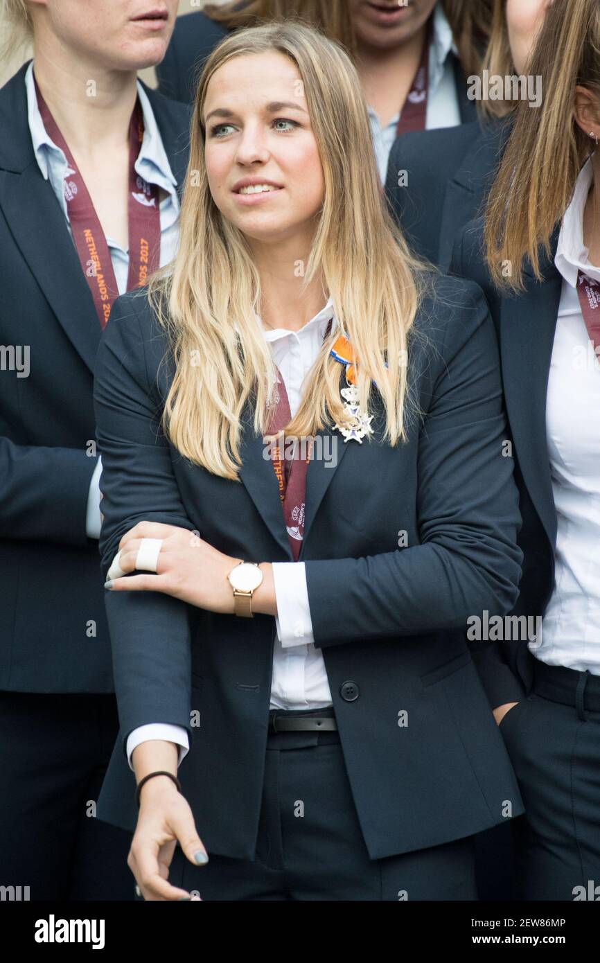 The Dutch women's soccer team get honoured and visit King Willem ...