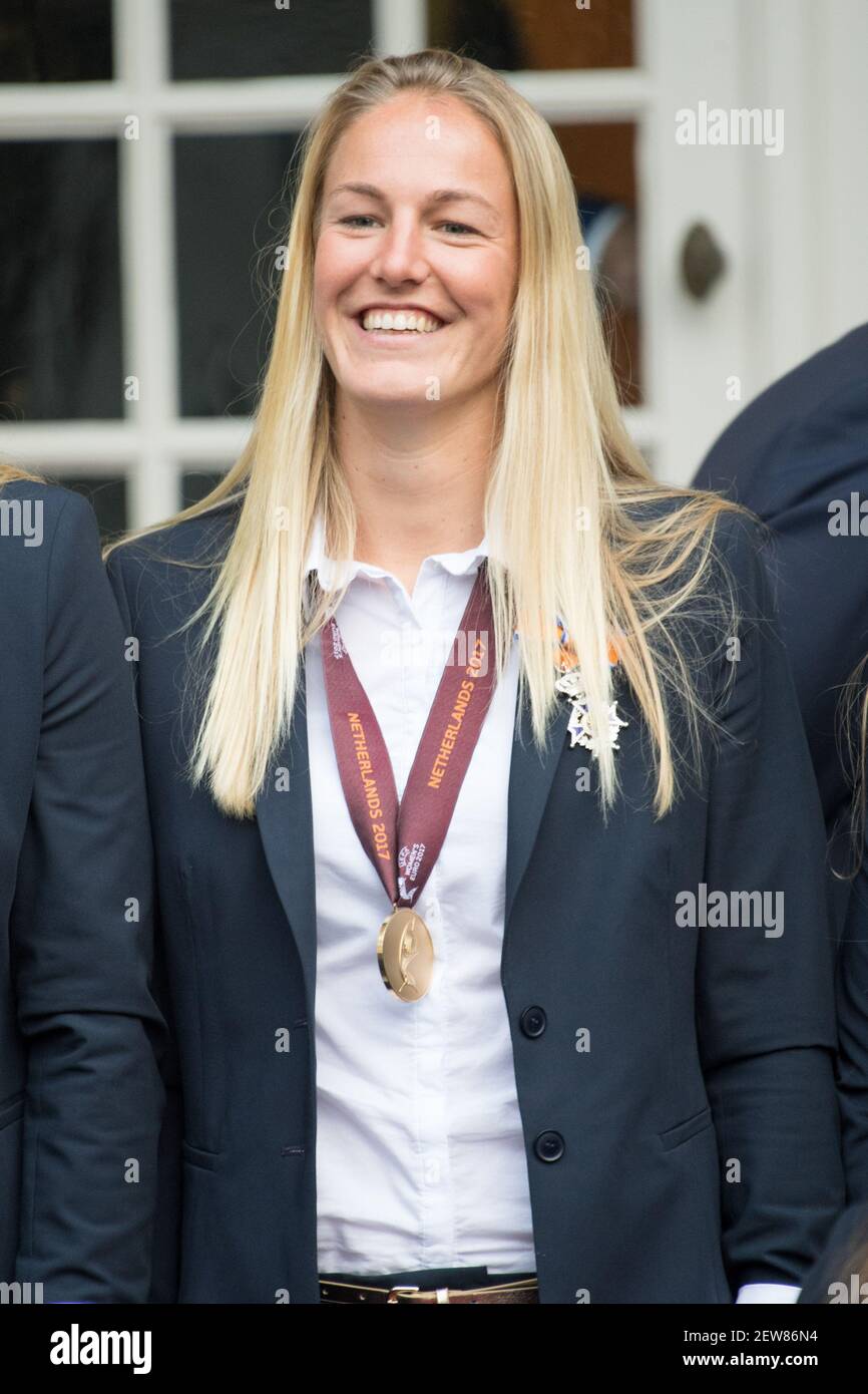 The Dutch women's soccer team get honoured and visit King Willem ...