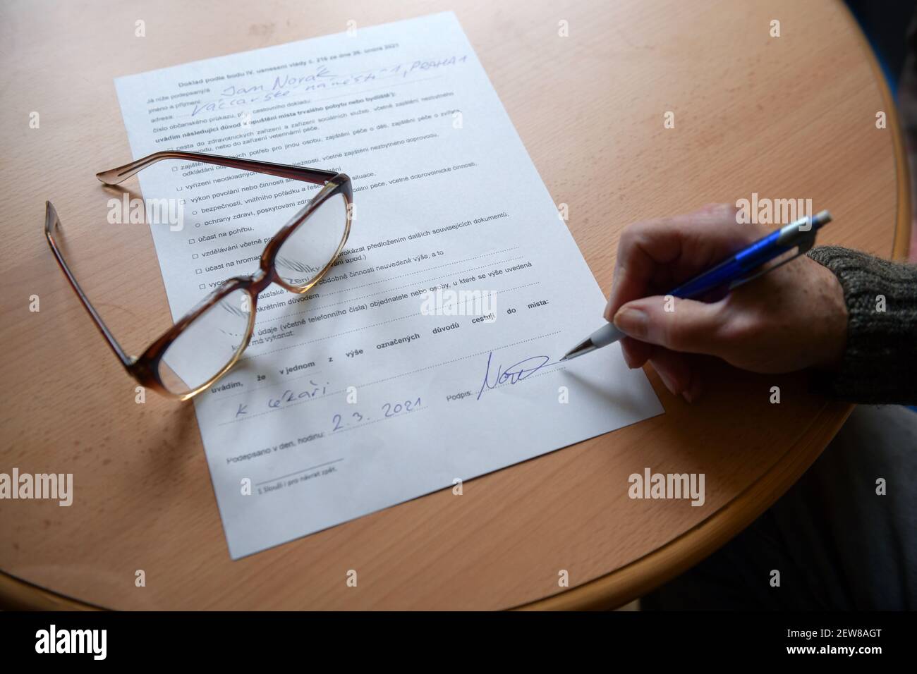 Man filling in form - signature - illustration photo Stock Photo - Alamy