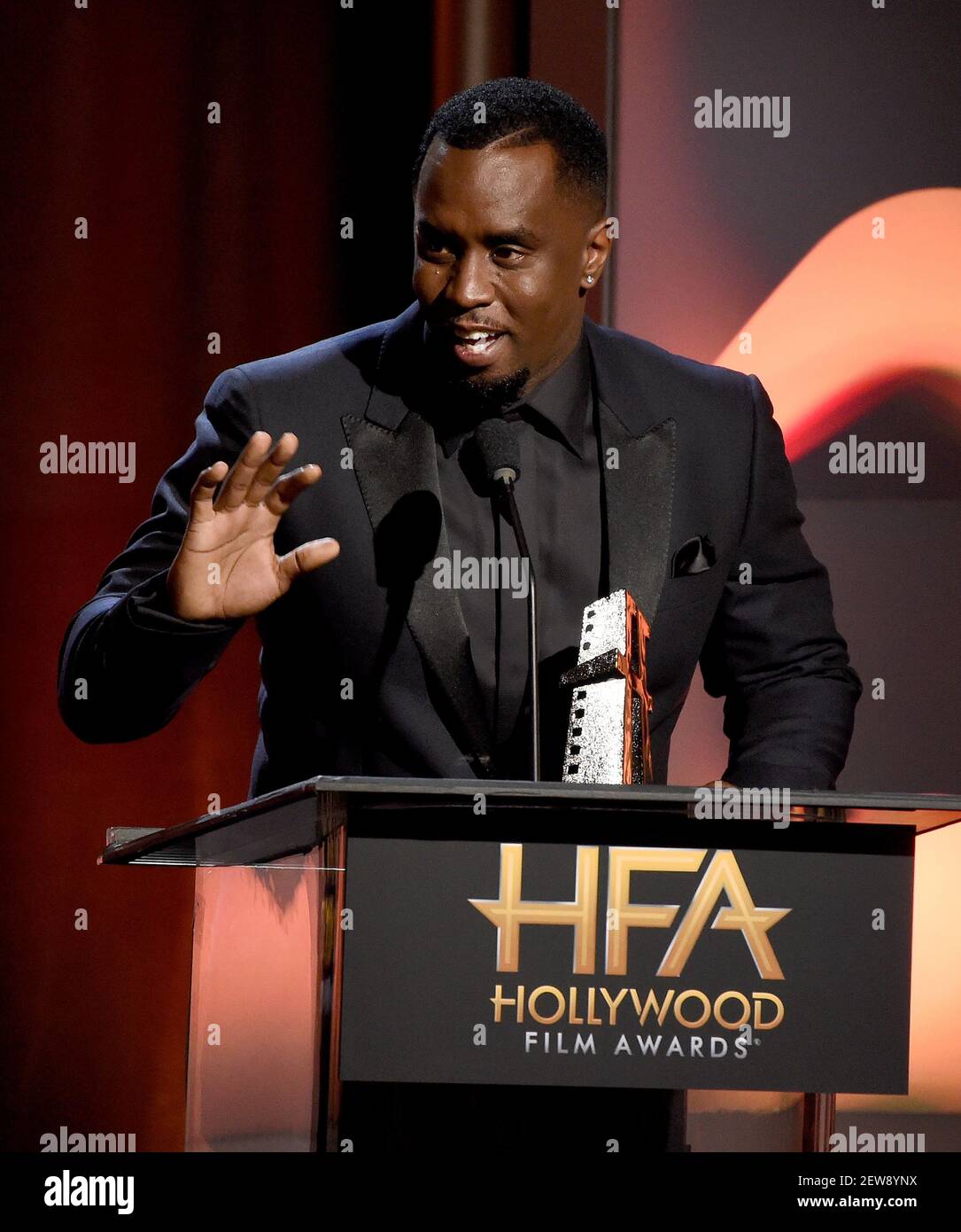 BEVERLY HILLS - NOVEMBER 5: Sean Combs accepts the Hollywood ...