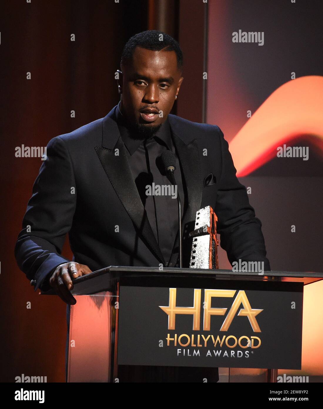 BEVERLY HILLS - NOVEMBER 5: Sean Combs accepts the Hollywood ...