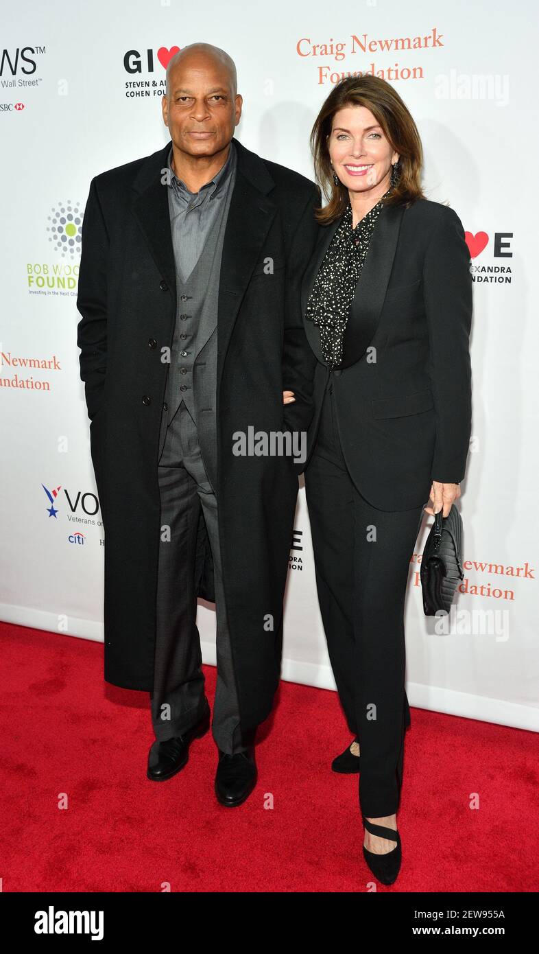 NEW YORK - NOVEMBER 7: L-R: NFL Hall of Fame player Ronnie Lott and ...