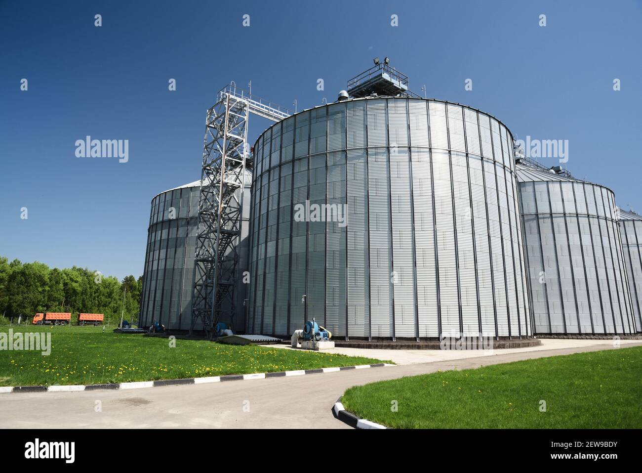 Granaries agriculture harvest steel grain hi-res stock photography and ...