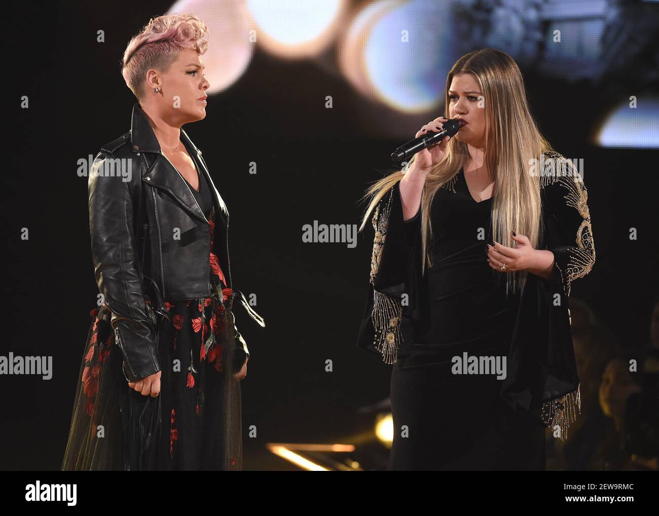 LOS ANGELES, CA - NOVEMBER 19: Pink and Kelly Clarkson at the 2017 ...