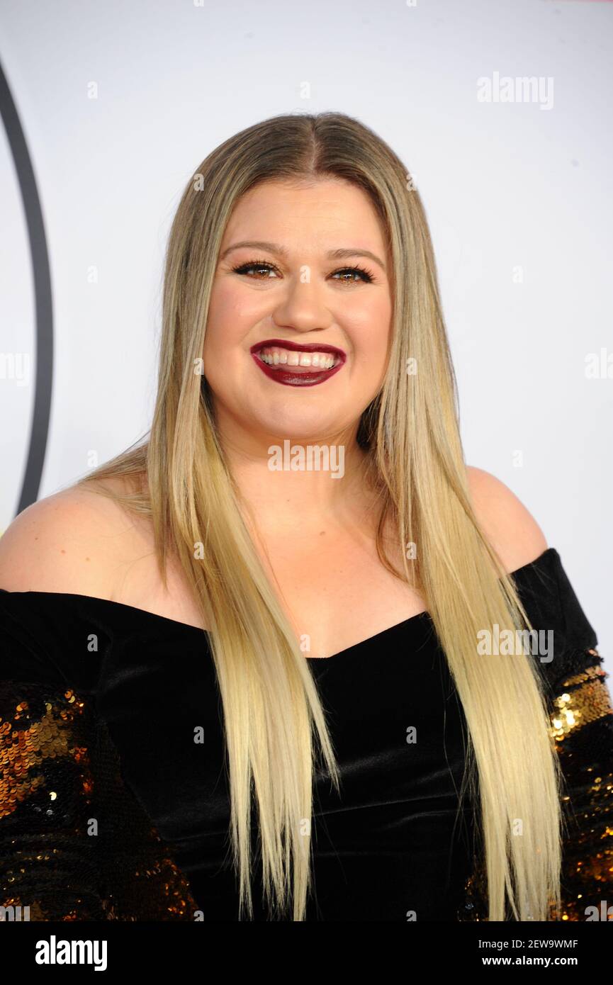 Kelly Clarkson arrives to the 2017 American Music Awards, held at the ...