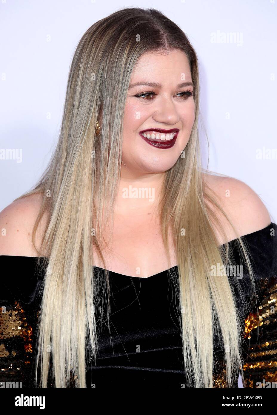 LOS ANGELES, CA - NOVEMBER 19: Kelly Clarkson at the 2017 American ...