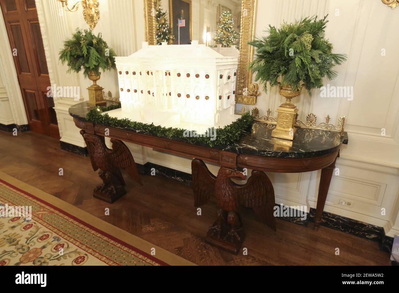 Christmas decor adorns the State Dinning room of the White House in ...